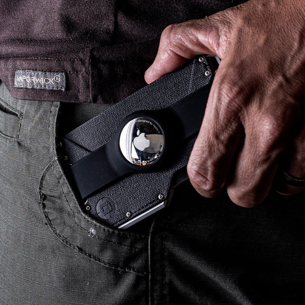 D01 AIRTAG WALLET – The First Outpost