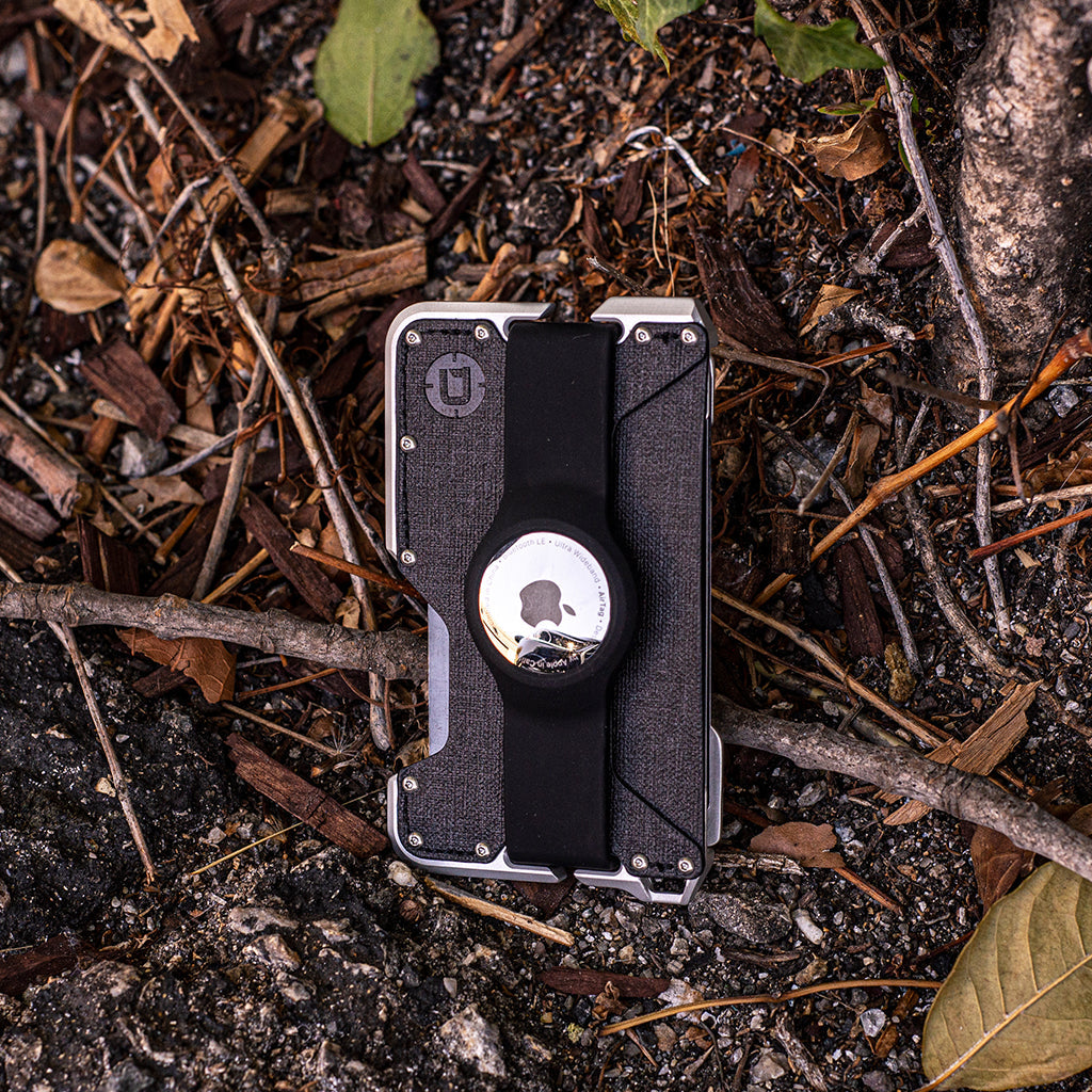 D01 AIRTAG WALLET – The First Outpost