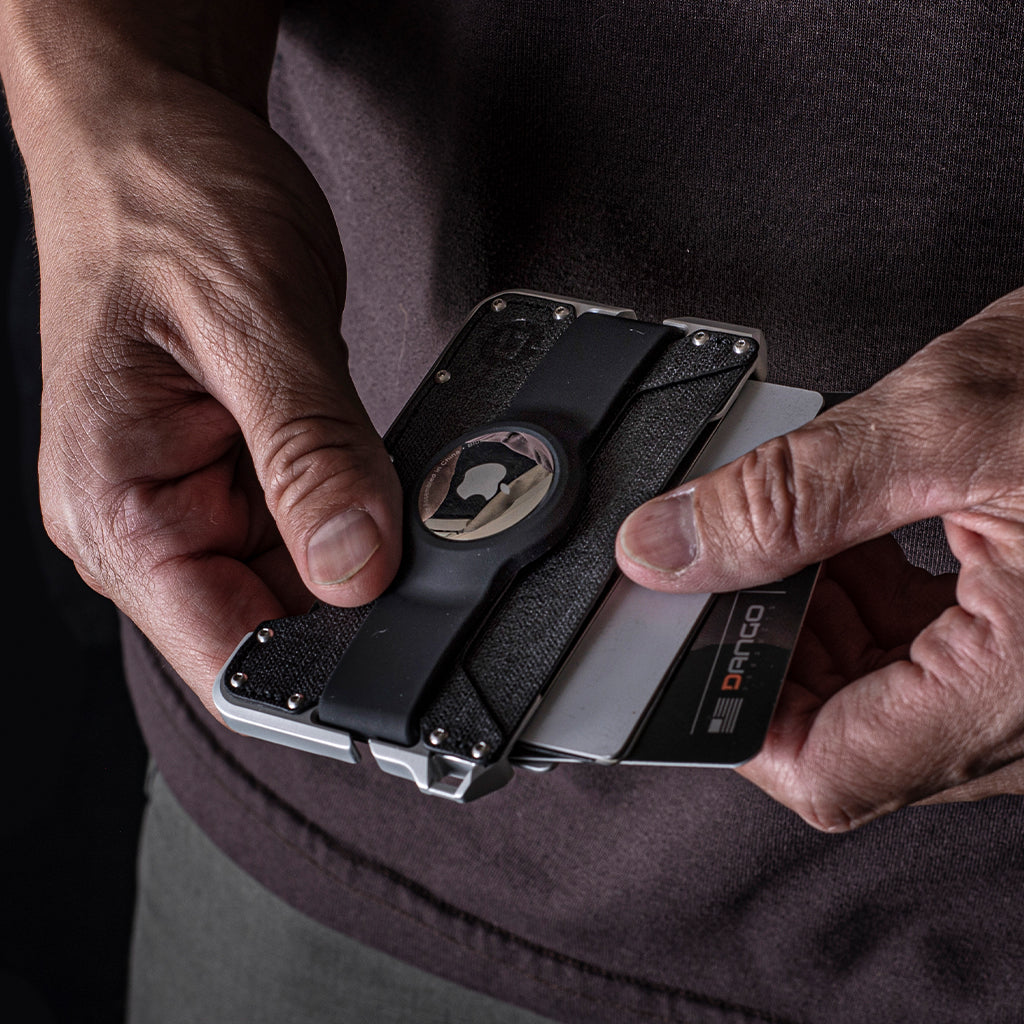 D01 AIRTAG WALLET – The First Outpost