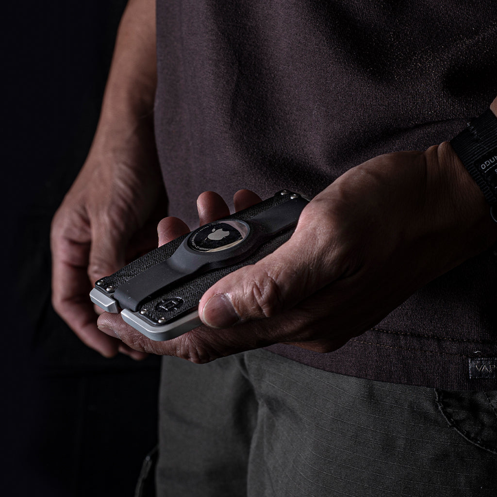 D01 AIRTAG WALLET – The First Outpost